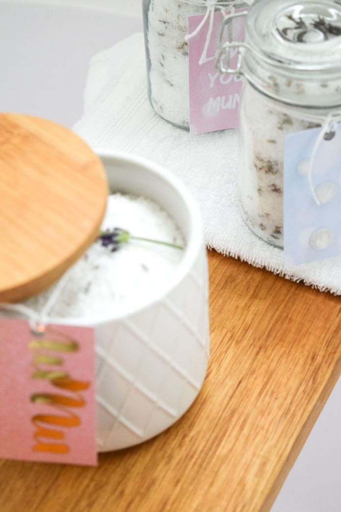 DIY lavender bath salts [with FREE printable gift tags] | Style Curator