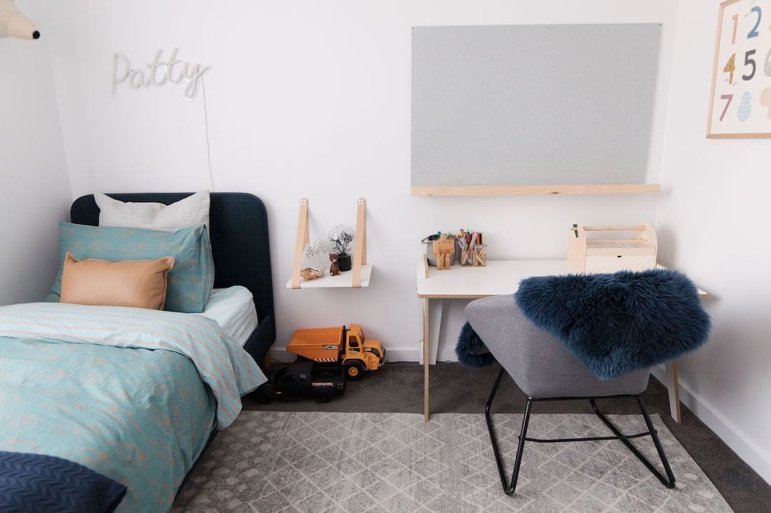 DIY oversized pinboard with floating shelf: Stylish DIY ideas for your home