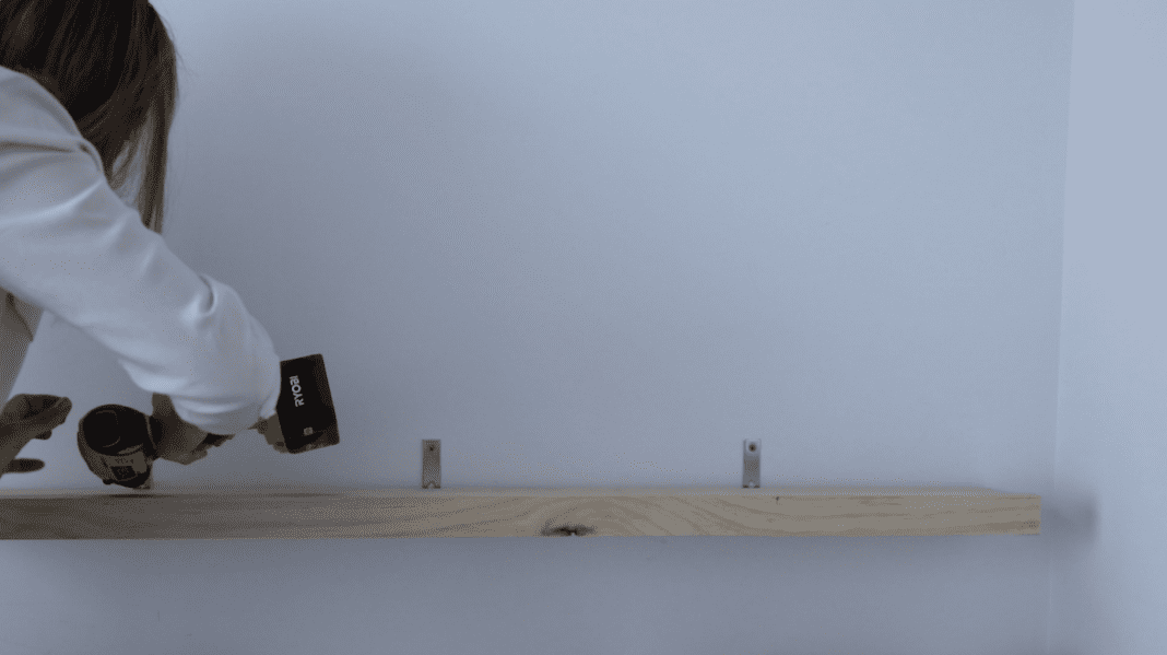 DIY oversized pinboard with floating shelf: Stylish DIY ideas for your home