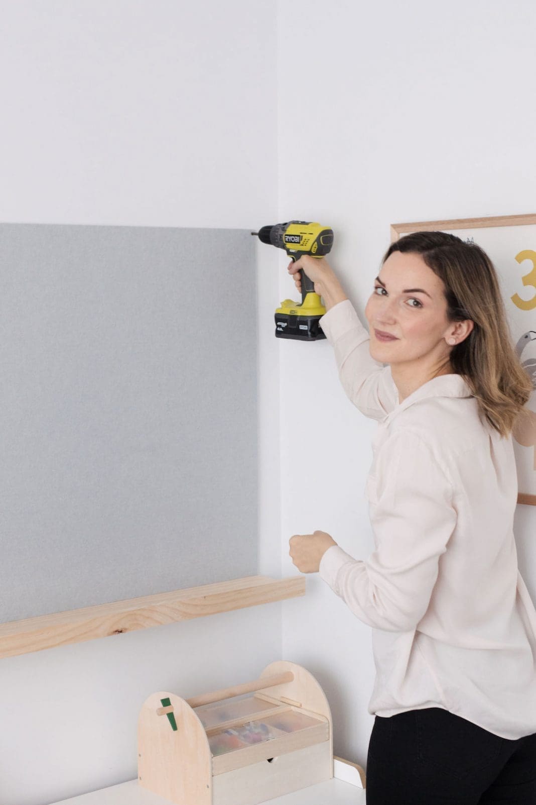 DIY oversized pinboard with floating shelf: Stylish DIY ideas for your home