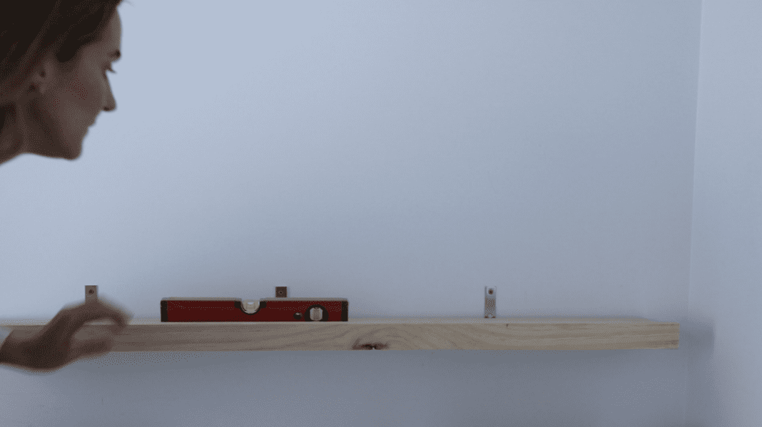 DIY oversized pinboard with floating shelf: Stylish DIY ideas for your home